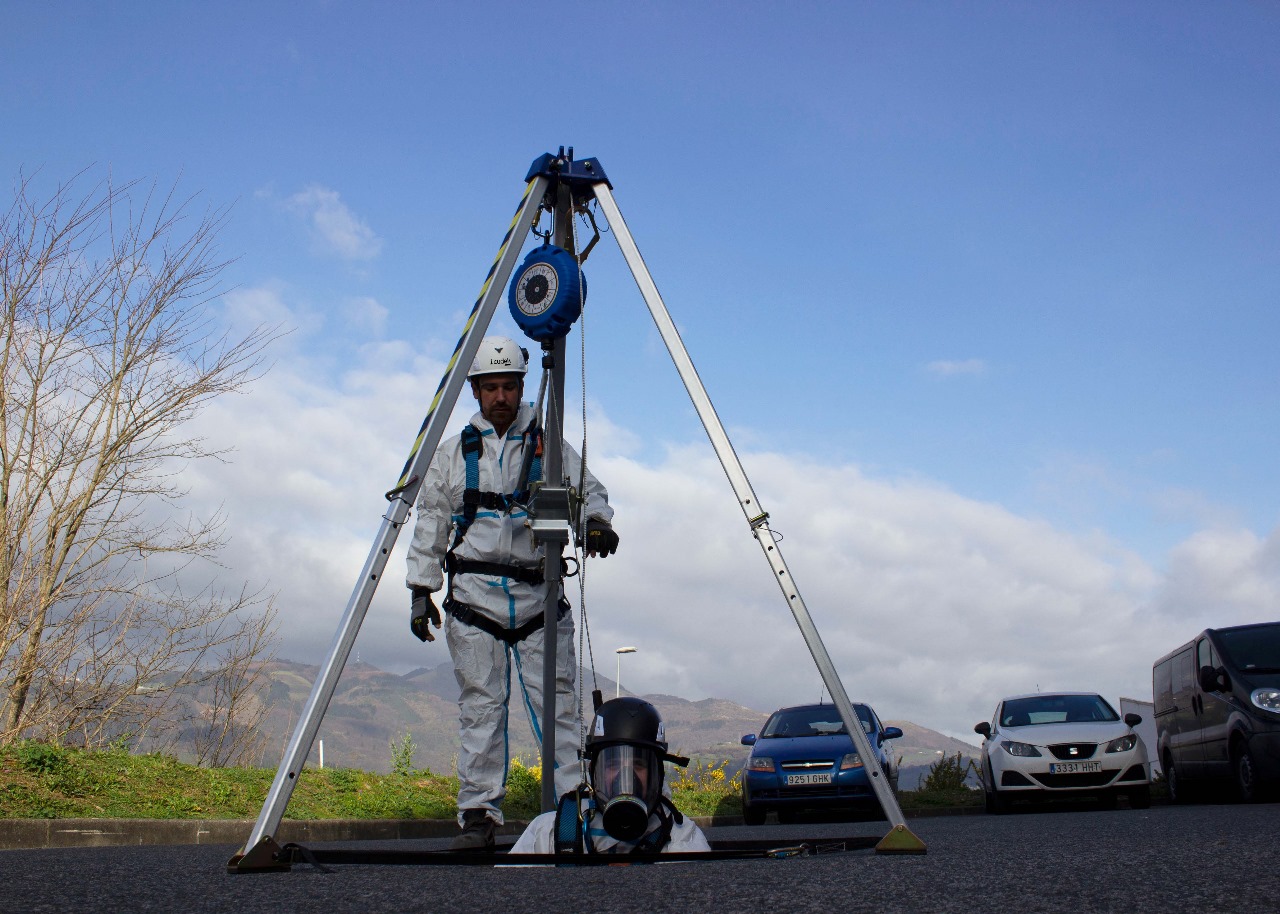 Chutes de hauteur dans les espaces confinés - Fores Safety